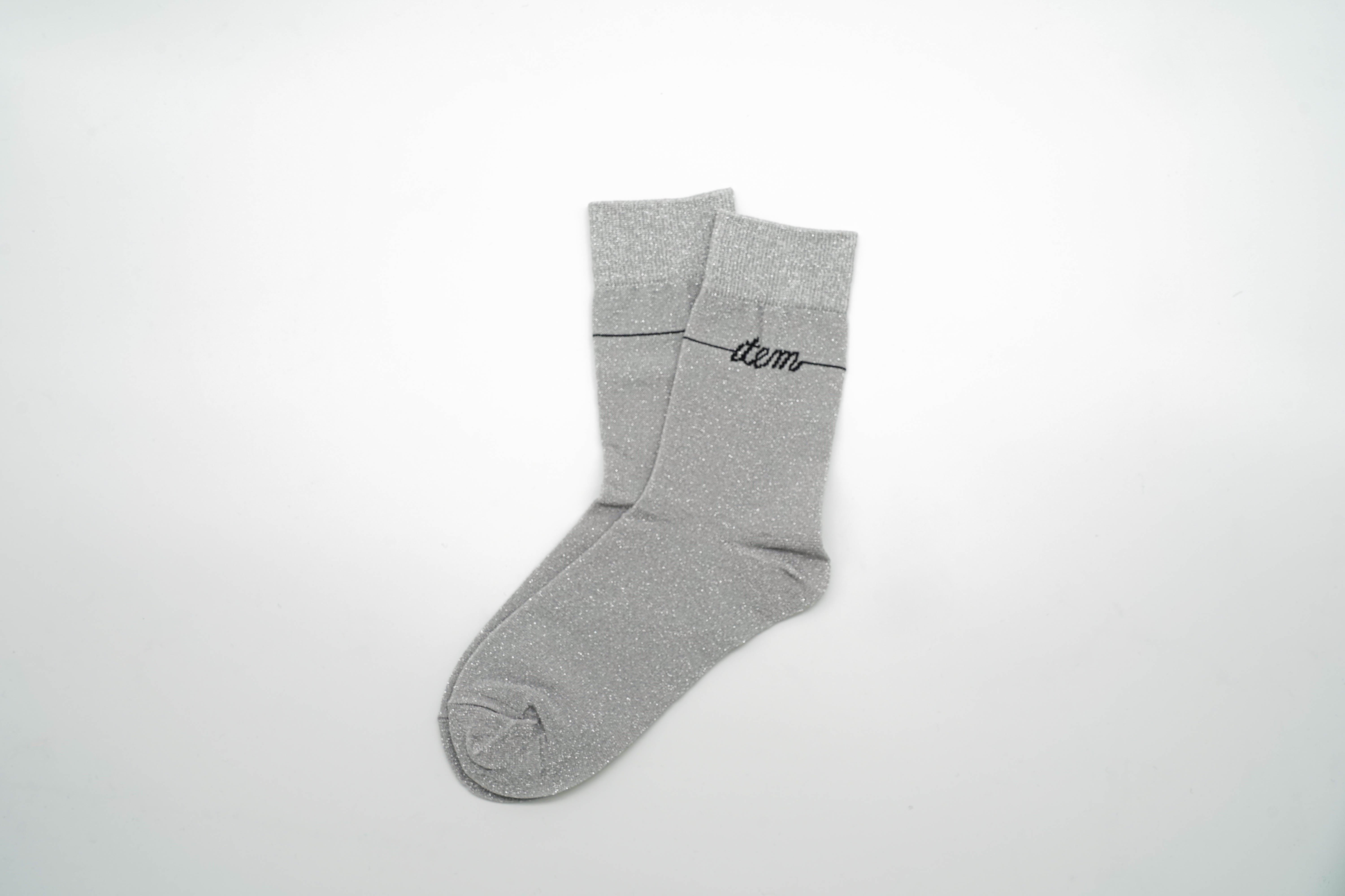 item logo socks（silver glitter) – item OfficialSTORE